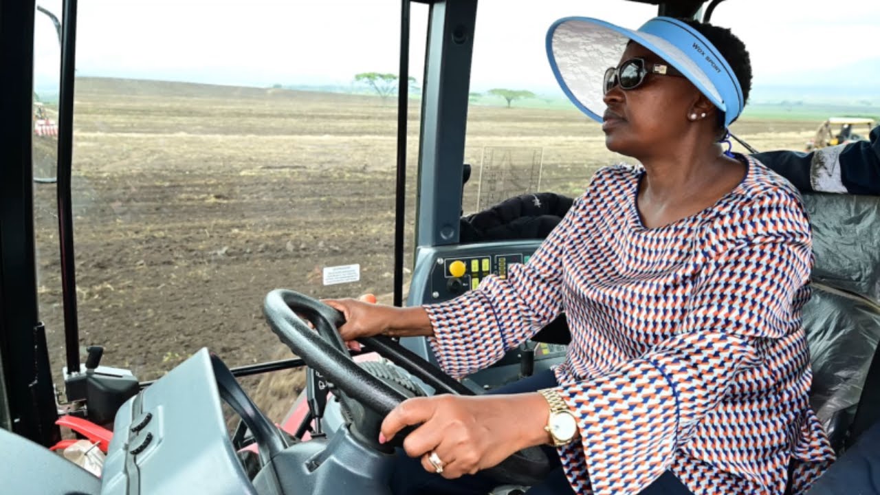 FIRST LADY RACHEL RUTO CARRY PRESIDENT RUTO AS SHE PLOUGH HIS FARM IN ...