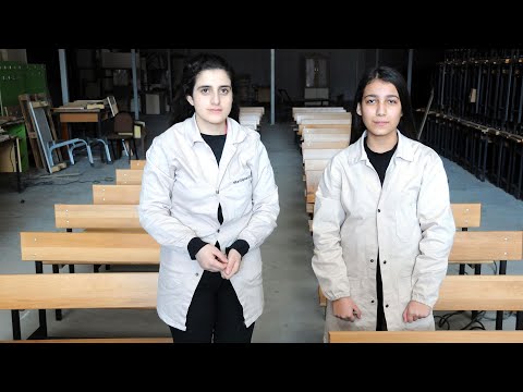 Liseli Beyza ve Ada, köy okullarının sıralarını üretiyor