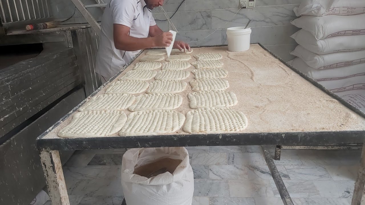 Baking Berber bread in Iran|Berber bread is a delicious and delicious ...