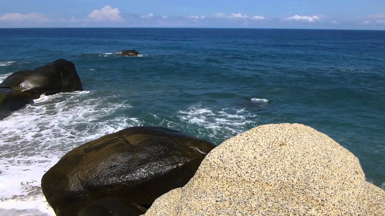 #13664, Olas golpean grandes rocas [Raw], Paisajes playeros - YouTube