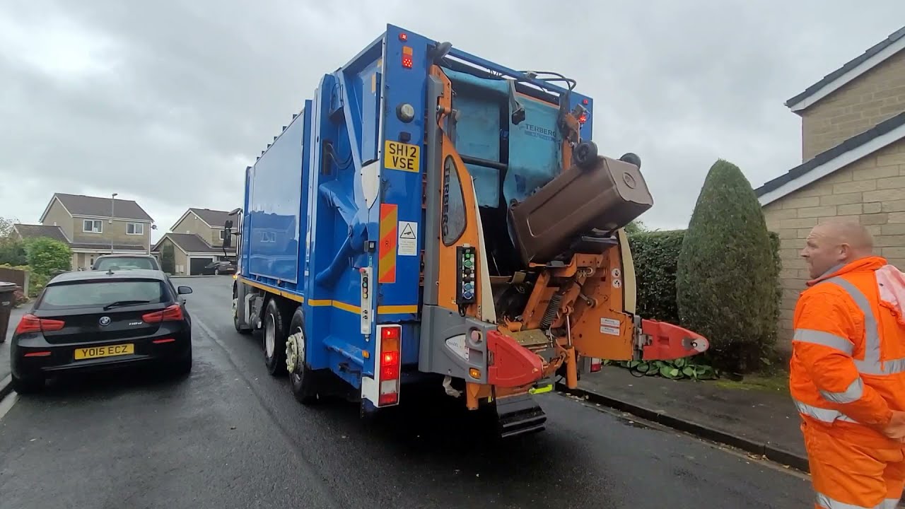 Beast! Mercedes Econic Bin lorry on Garden Waste, VSE - YouTube