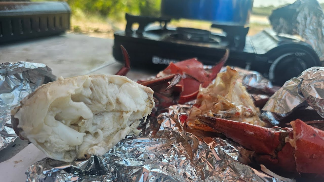 Eating mud crabs and camp cooked pizza! - YouTube
