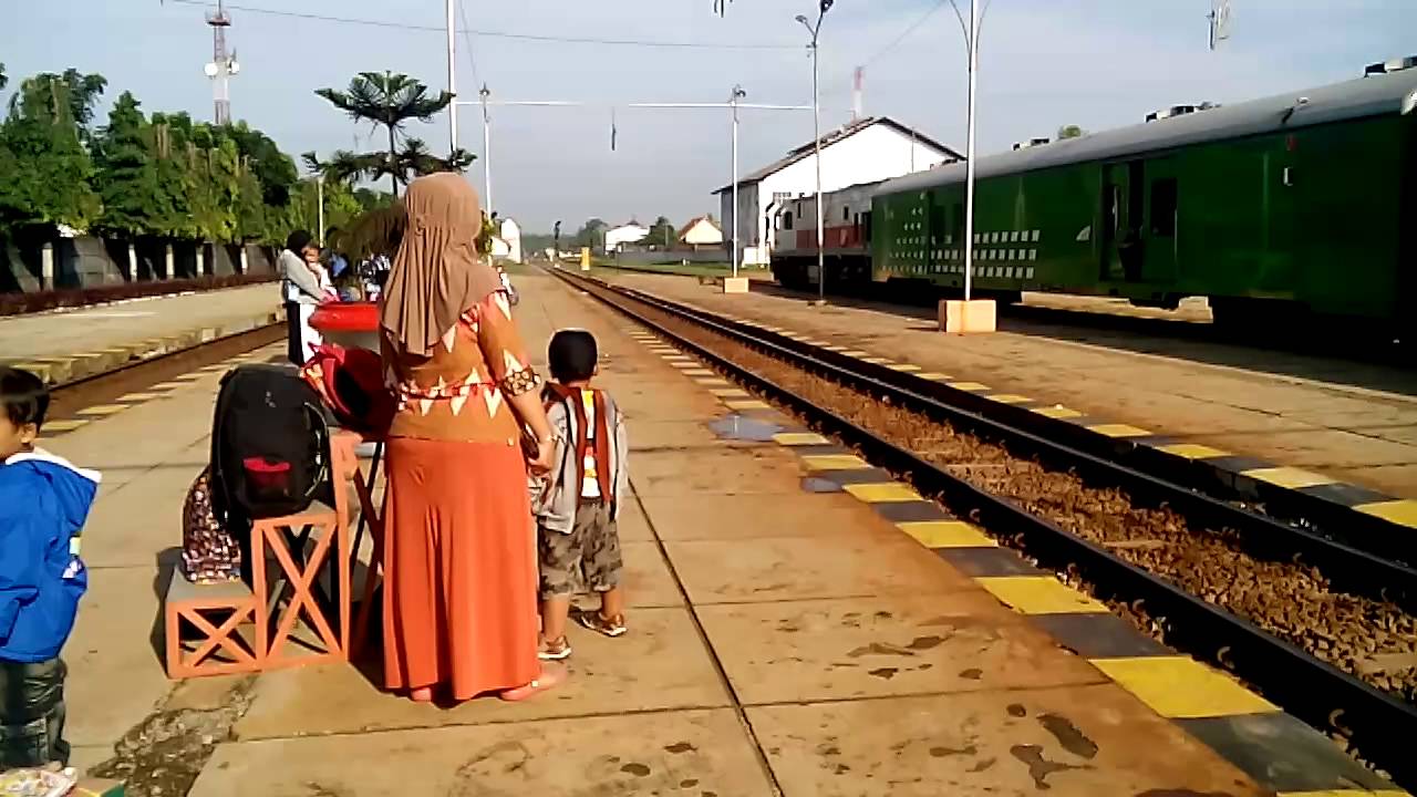 KA Logawa rute St.purwokerto-St.jember In St Kroya 2016 - YouTube