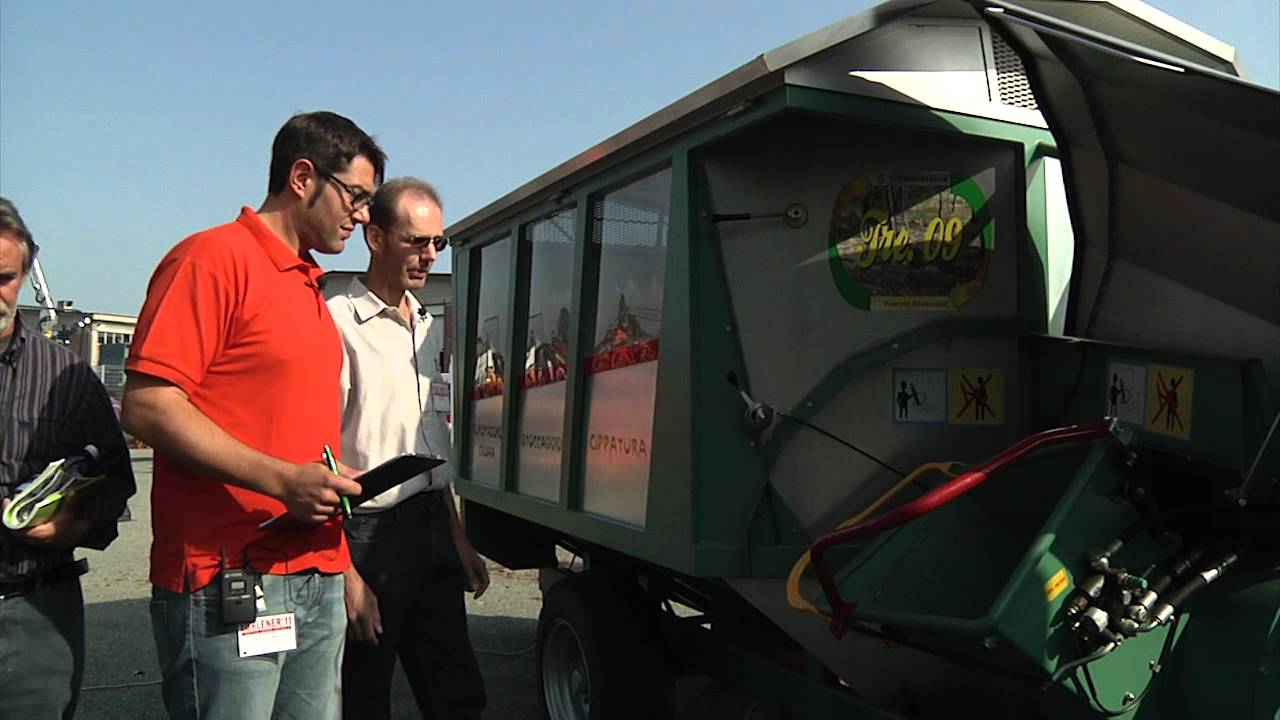 Rimorchio con cippatore di CRM dei F.lli Tarello S.n.c. - YouTube