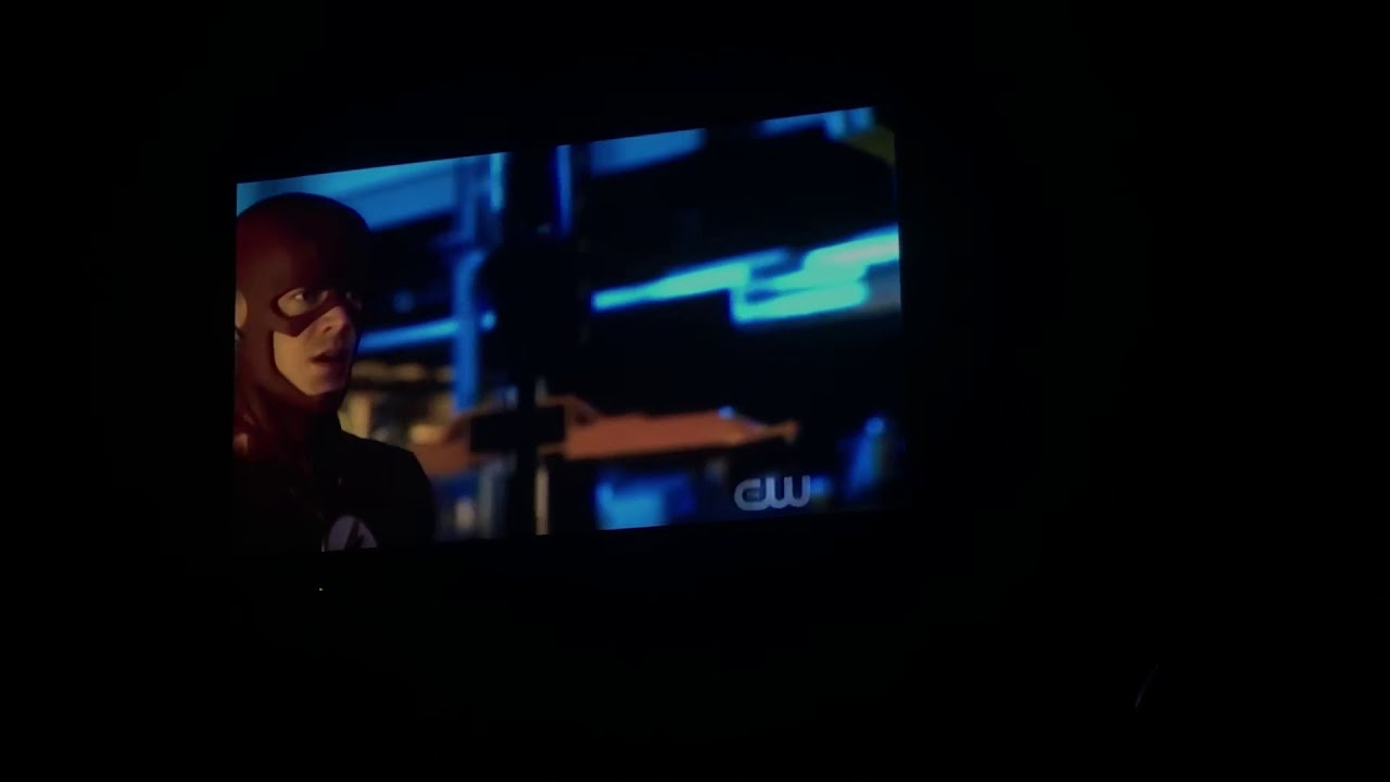 The Flash 4x02 “Mixed Signals” Barry kills the hacker - YouTube