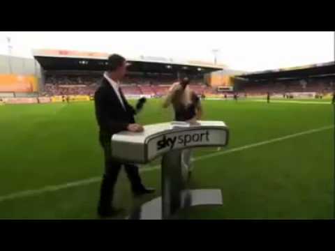 Canlı yayında kadın sunucunun kafasına top çarptı =)