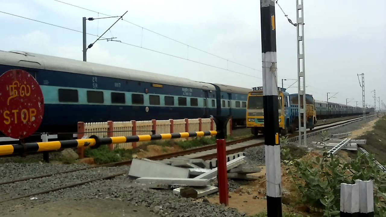 Guruvayur express rushing near Trichy towards Egmore - YouTube