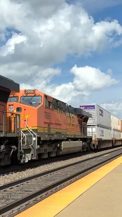 a late amtrak 6 meets #bnsf z-chcsse6 w/ golden swoosh 7695 second. 06.27.25 ⁠ ⁠@MetraBNSF - YouTube
