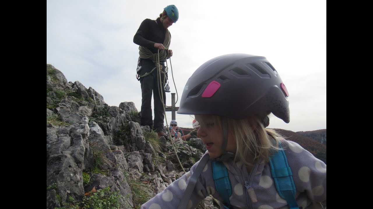 Klettern mit knapp 20 1/2 Monate altem Kind mit Gurt und Helm am Stuhlfels und Wandern im ...