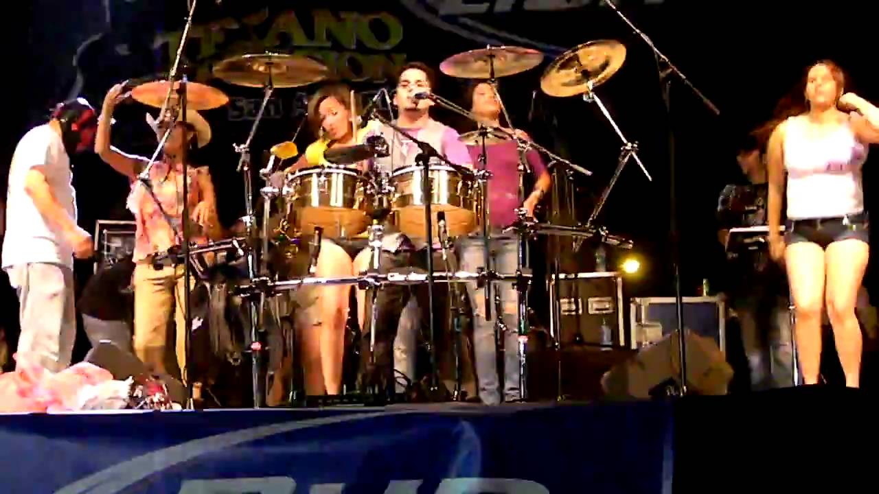 Erick y Grupo Massore La Cumbia Del Mundo - YouTube
