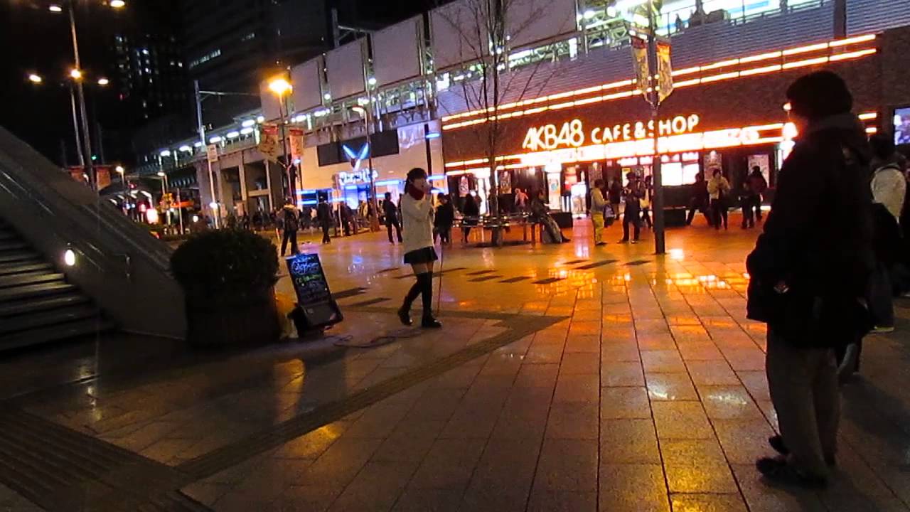 Japan: Random singer on the street - YouTube