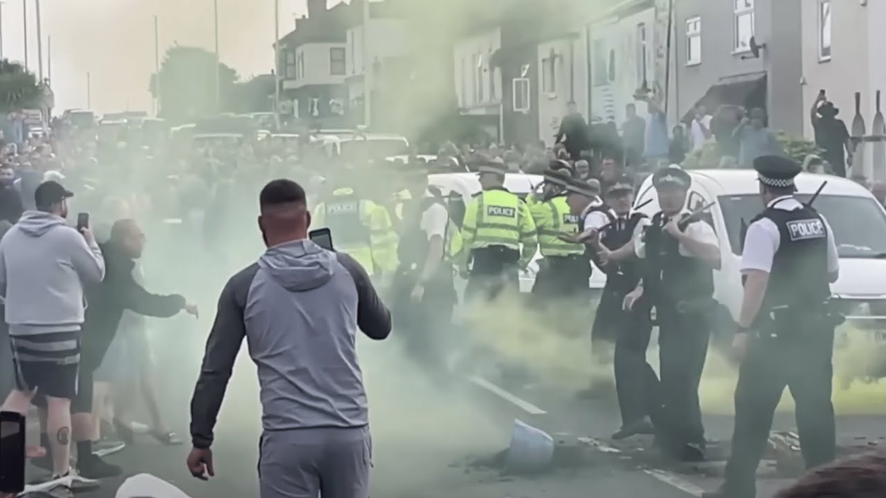 Complete anarchy spreading in the streets of the UK - YouTube