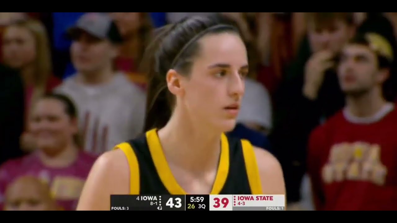 Caitlin Clark reaches 3000 points in her college career - YouTube