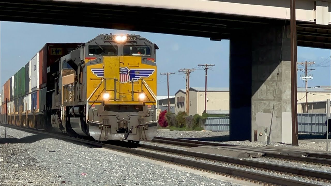 UP manifest and intermodal trains passing by Indio California - YouTube