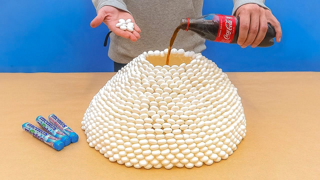 Hice un VOLCÁN GIGANTE de Mentos y Coca-Cola 🤯💥 - YouTube