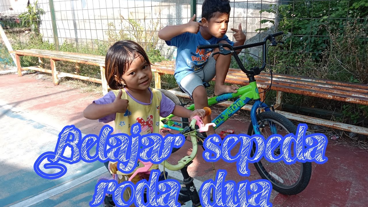 Belajar sepeda roda dua bersama kakak - YouTube