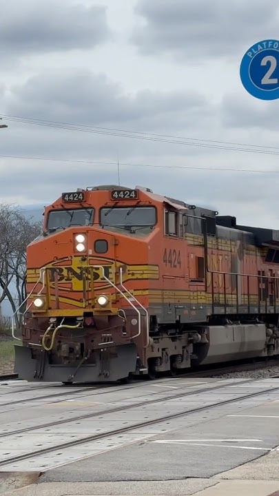 Double honk from BNSF engineer! #railway #railfan #railroad #bnsf #bnsftrains #train - YouTube
