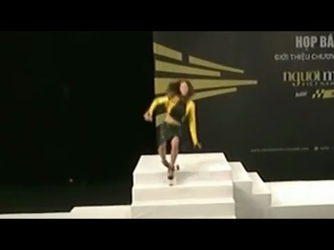 Many models FALL in platform shoes during Người mẫu Vietnam 2015 \