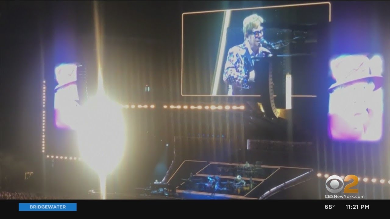 Sir Elton John paid tribute to Queen Elizabeth during Toronto concert ...