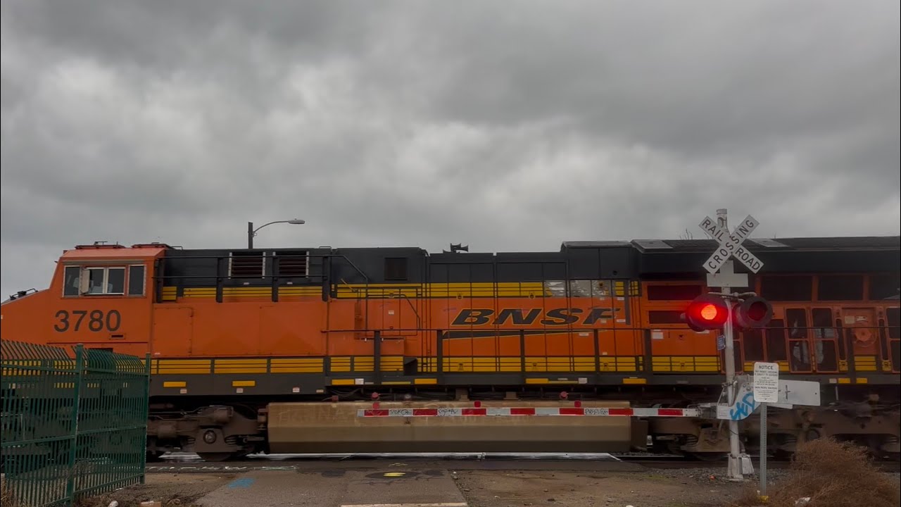 BNSF 3761 Sac Local North - Calaveras River Bike Trail/ McAllen Pvt. Railroad Crossing, Stockton ...