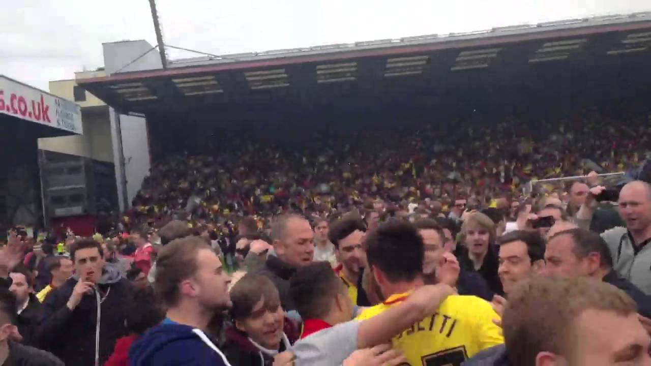 Watford FC pitch invasion vs Leicester - YouTube