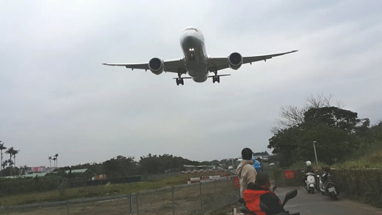 Low Pass !! Aircraft Approaching & Landing at Taipei Songshan (Jan.07 ...