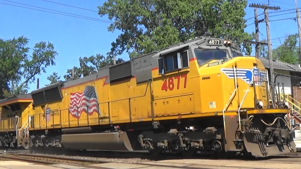 UP 4877 Leads a Freight, West Chicago, IL, 8/8/2017 - YouTube