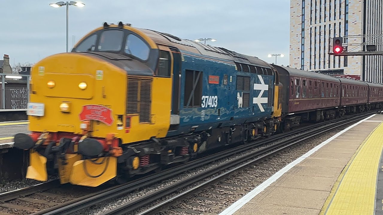 37403 ‘Isle of Mull’ & 50008 ‘Thunderer’ pass Vauxhall with the BLS ...