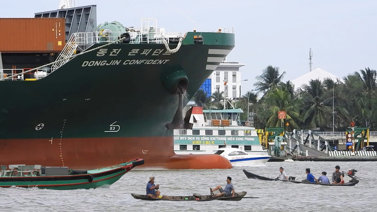 Watch This Amazing Small Boat Wave Container Ship Sail Through The ...