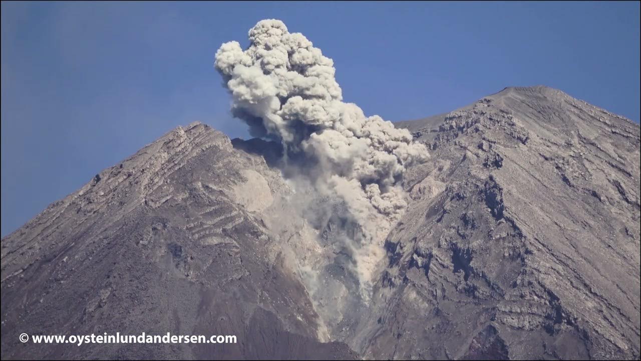 Semeru eruption & small pyroclastic flow - 11 December 2022 - YouTube