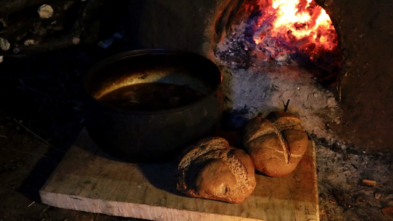 Building a Medieval Cob Oven and Baking Bread - Part II | Anglo-Saxon ...