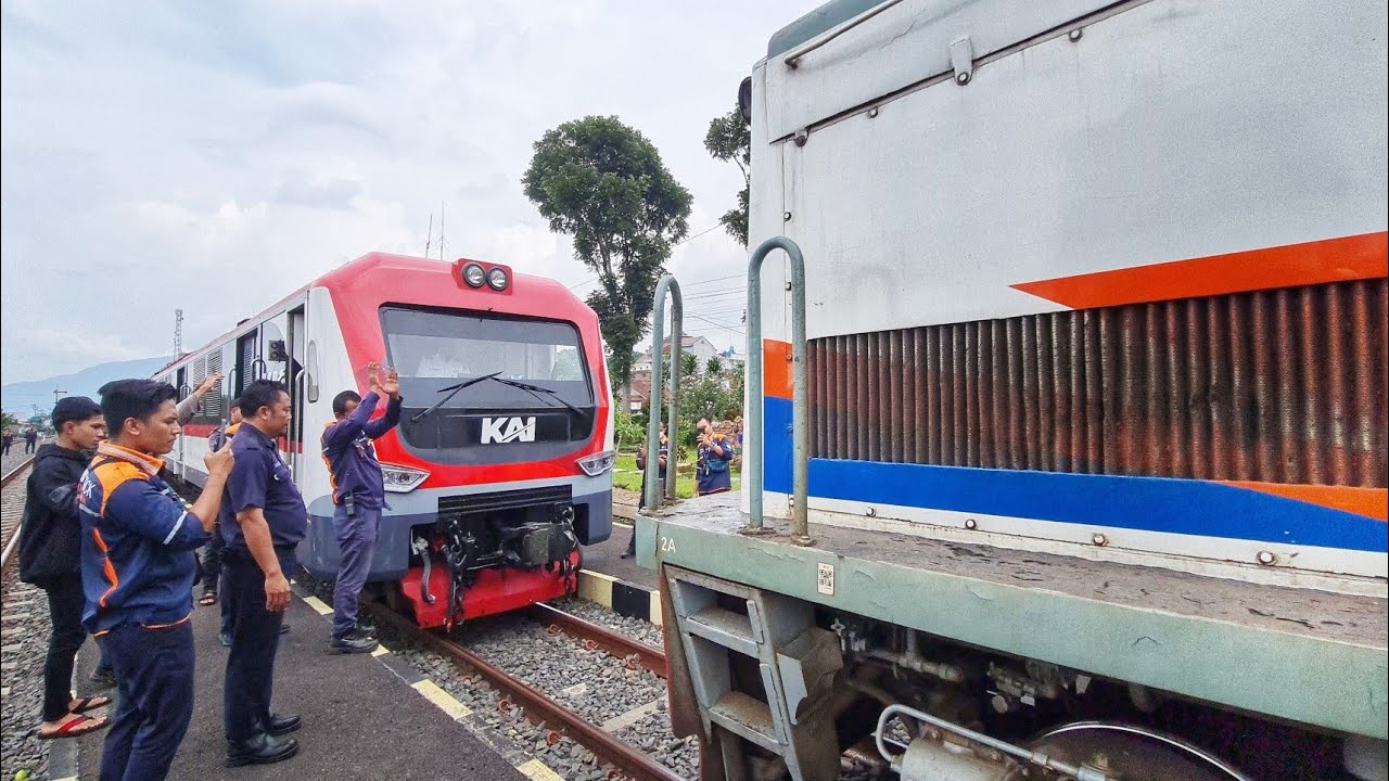 FEEDER KERETA CEPAT DITARIK LOKO KETIKA AKAN MENANJAK EXTREME ! - YouTube