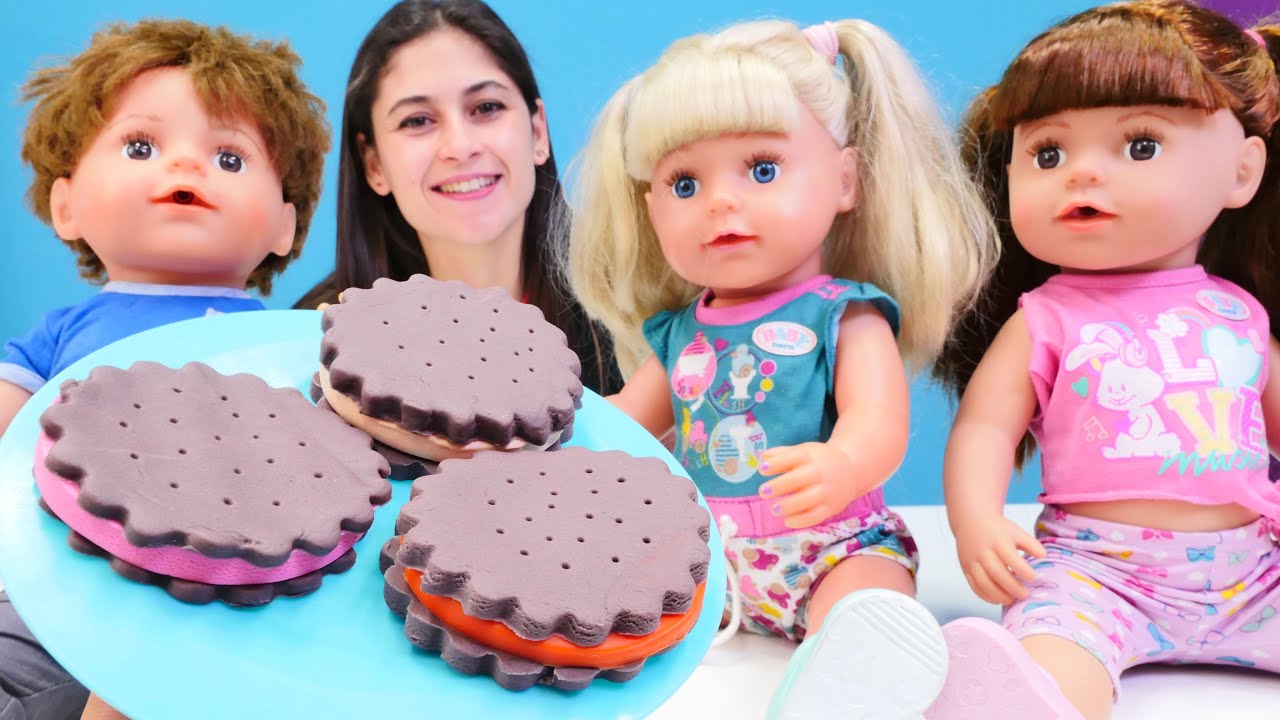 Kız oyunları. Baby Born oyuncak bebekler ile yemek yapalım. Play Doh ...