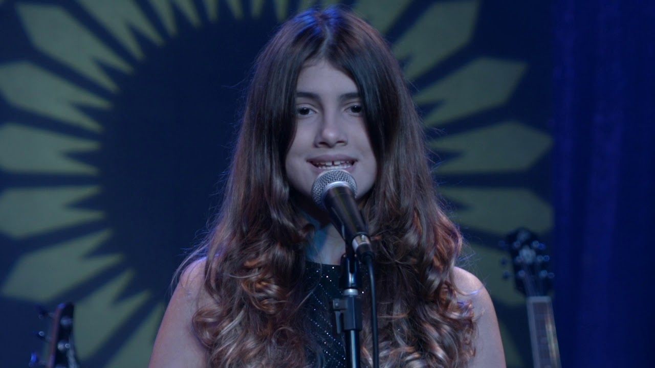 Gabi Amaral canta Somewhere Only We Know em estúdio - YouTube