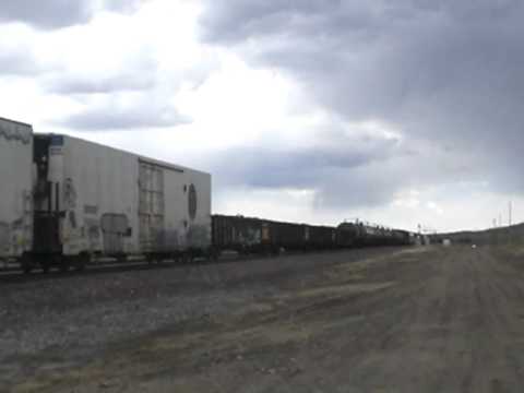 BNSF 4913 west at West Defiance, NM. - YouTube