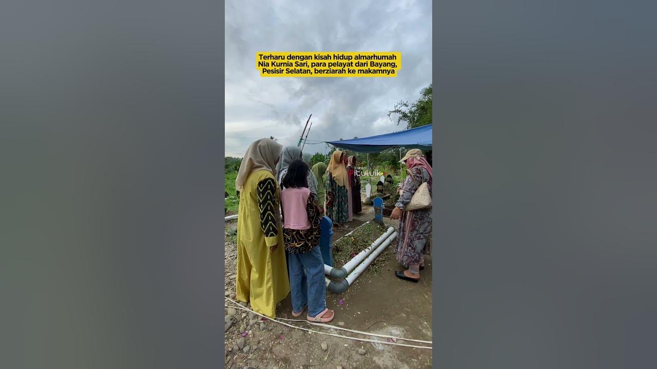 Terharu dengan kisah hidup almarhumah Nia Kurnia Sari, pelayat dari Bayang berziarah ke makamnya ...