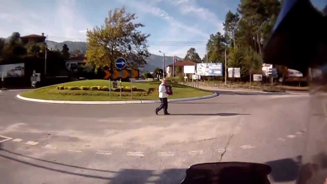 Como circular numa rotunda/How to navigate a roundabout in Portugal ...