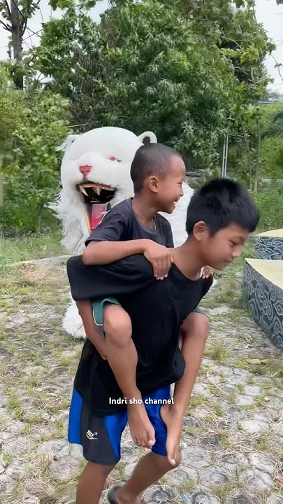 Bocil lagi gendong di makan can macanan - YouTube