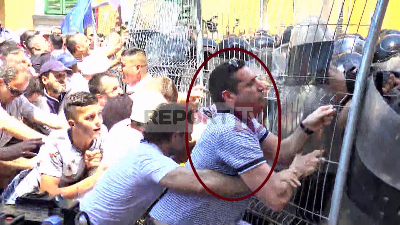 VIDEO/Shtyn policinë me rrjetë metalike, lëndohet në kokë kryeredaktori ...