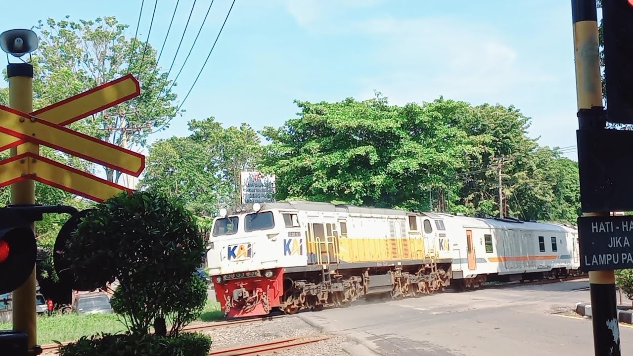 Railroad Crossing Indonesia || Indonesian Railway Crossings ...