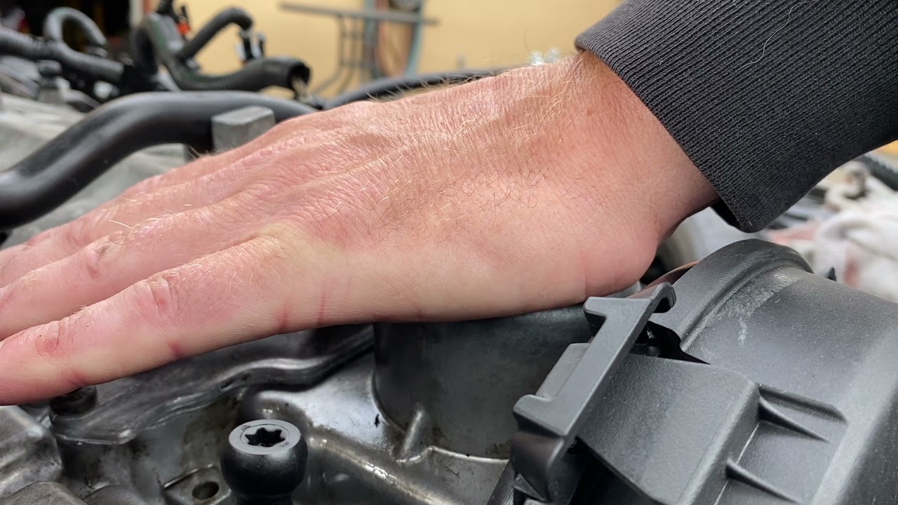 Volvo V70, D5 engine compression into crankcase - YouTube