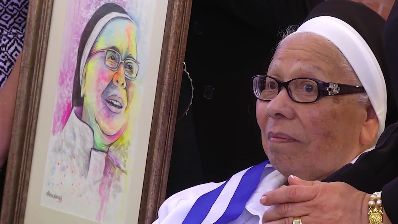 Sor María Rosa es condecorada por su meritoria labor en Honduras - YouTube