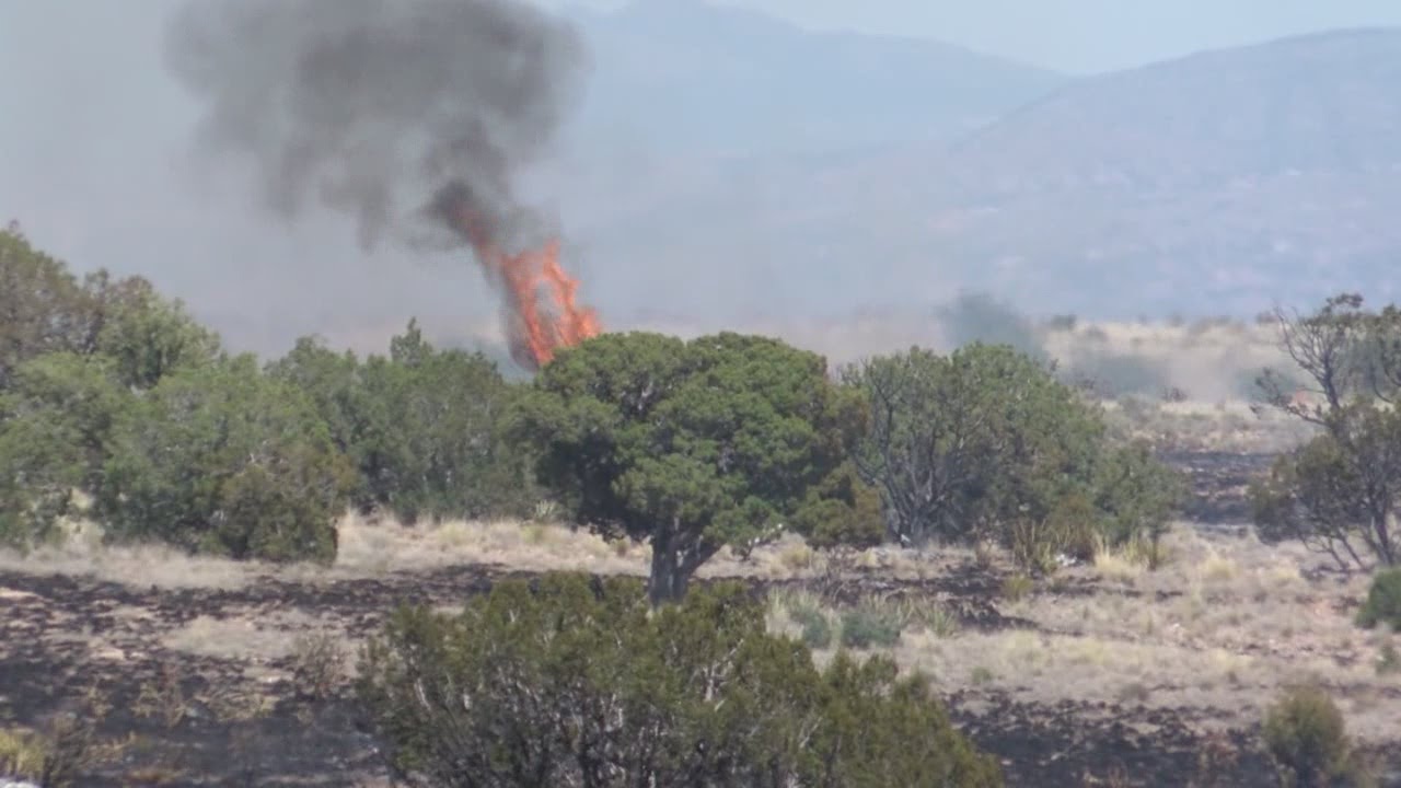 Rio Rancho brush fire jumps to 2,100 acres in hours - YouTube