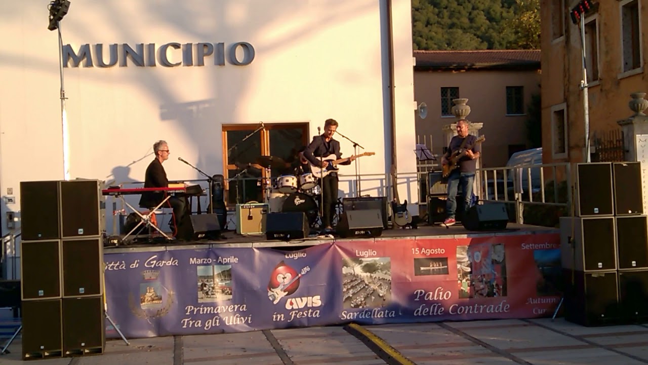 Suspicious Minds & Johnny B. Goode - Luca Olivieri - YouTube