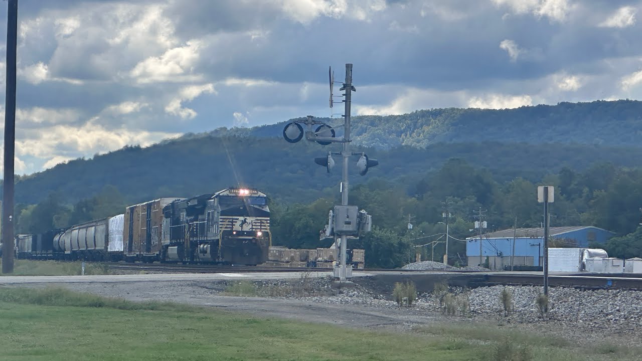 Norfolk Southern 196 heading North thru Rockwood Tennessee - YouTube