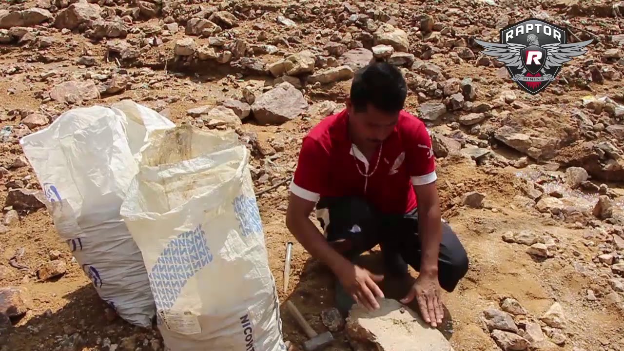 Minero se gana la vida relavando Oro de un botadero de la Mina ...