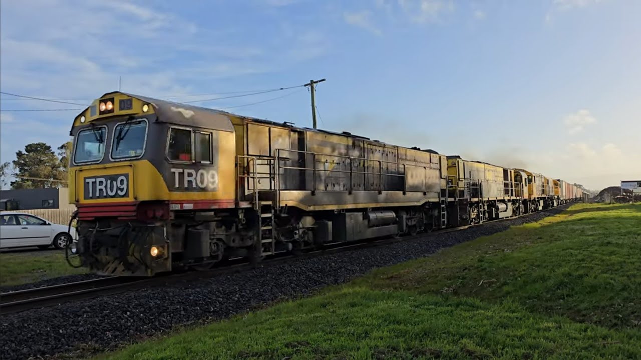 TasRail TR09 TR05 2006 2053 #31 train passing through Longford - YouTube