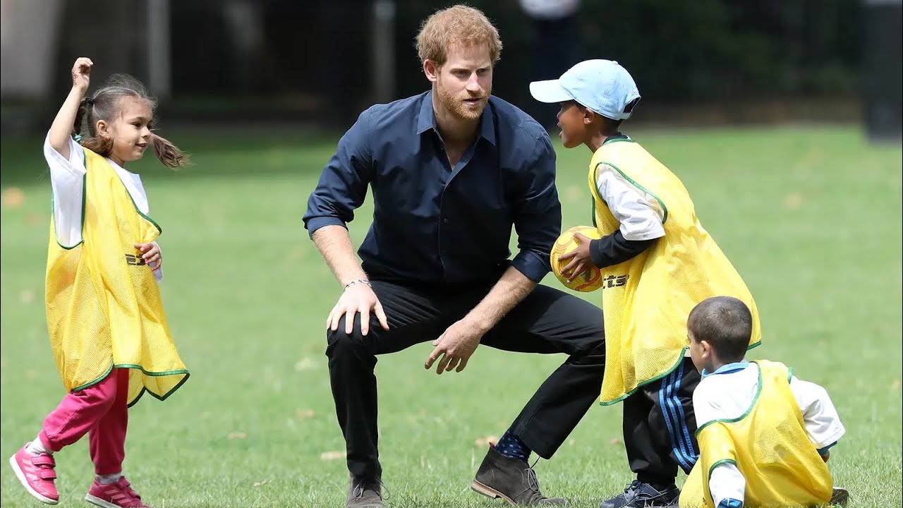 Prince Harry playing with kids #princeharry #sussex #dukeofsussex - YouTube