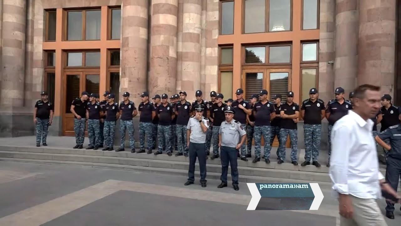 Ակցիային ընդառաջ կառավարության դիմաց ոստիկաններ են բերվել Youtube