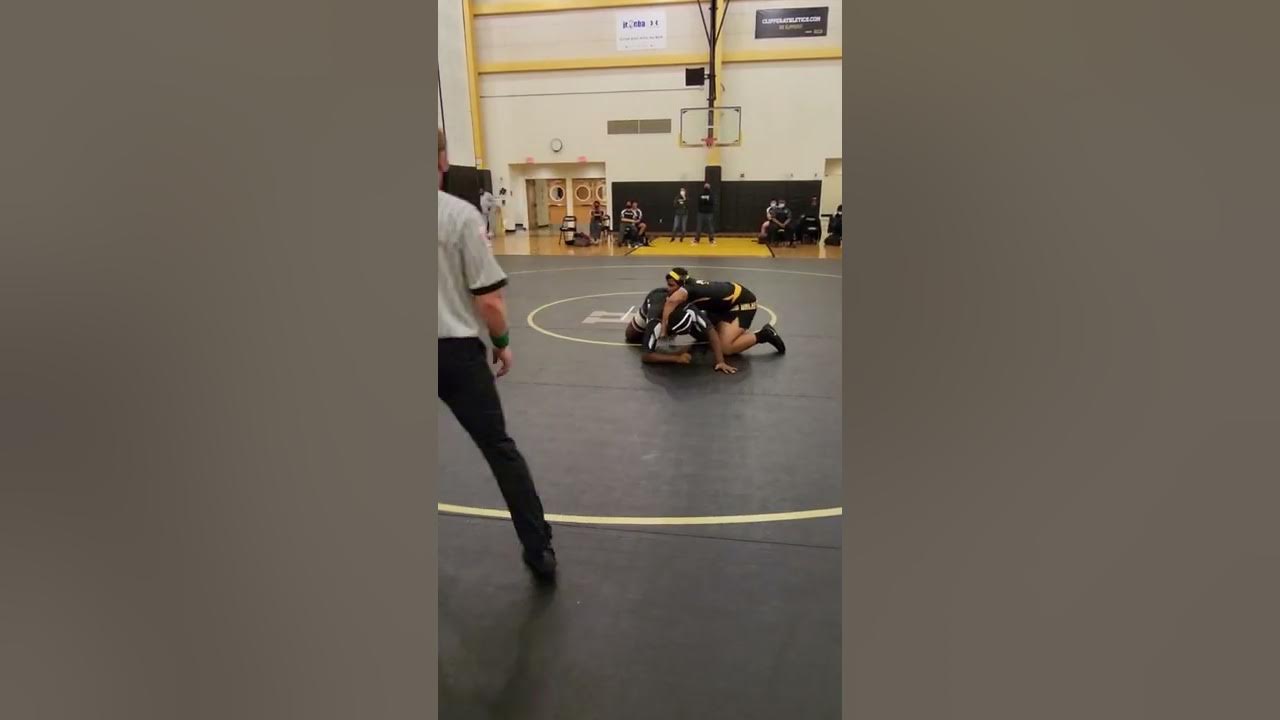Yul Jr Gwynn Park High School Wrestling vs Oxon Hill 2-9-2022; Cradle Pin in round 1 - YouTube